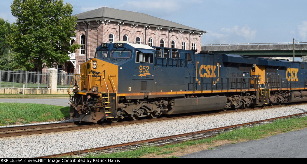 CSX 952 ES44AC-H and 911 ES44AC-H bring a unit grain train northbound on CSX through ...